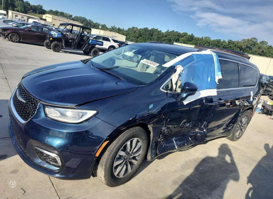 Blue Chrysler Pacifica 2021 in Kaunas, with an engine capacity of 3.60 L and mileage of 161 thousand km for 13550 €, photo 3 on AUTOMOTO.COM.LV