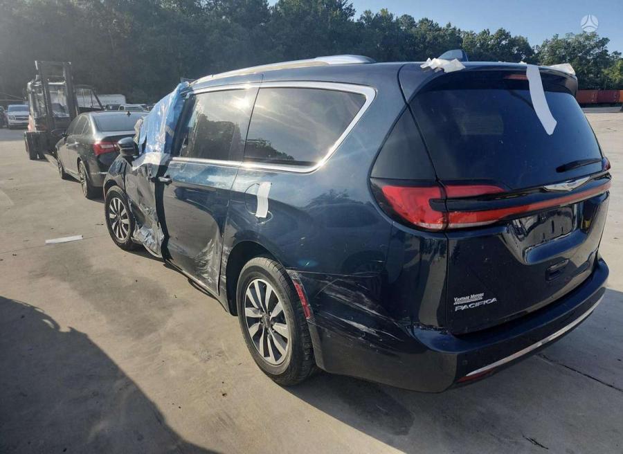 Blue Chrysler Pacifica 2021 in Kaunas, with an engine capacity of 3.60 L and mileage of 161 thousand km for 13550 €, photo 4 on AUTOMOTO.COM.LV