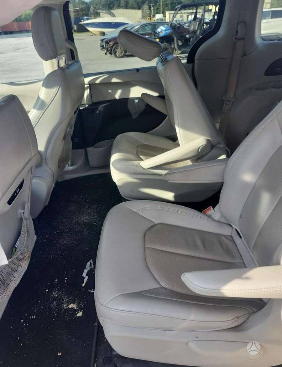 Blue Chrysler Pacifica 2021 in Kaunas, with an engine capacity of 3.60 L and mileage of 161 thousand km for 13550 €, photo 12 on AUTOMOTO.COM.LV