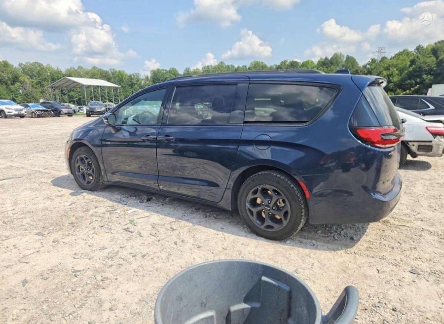 Blue Chrysler Pacifica 2021 in Kaunas, with an engine capacity of 3.60 L and mileage of 178 thousand km for 13750 €, photo 3 on AUTOMOTO.COM.LV