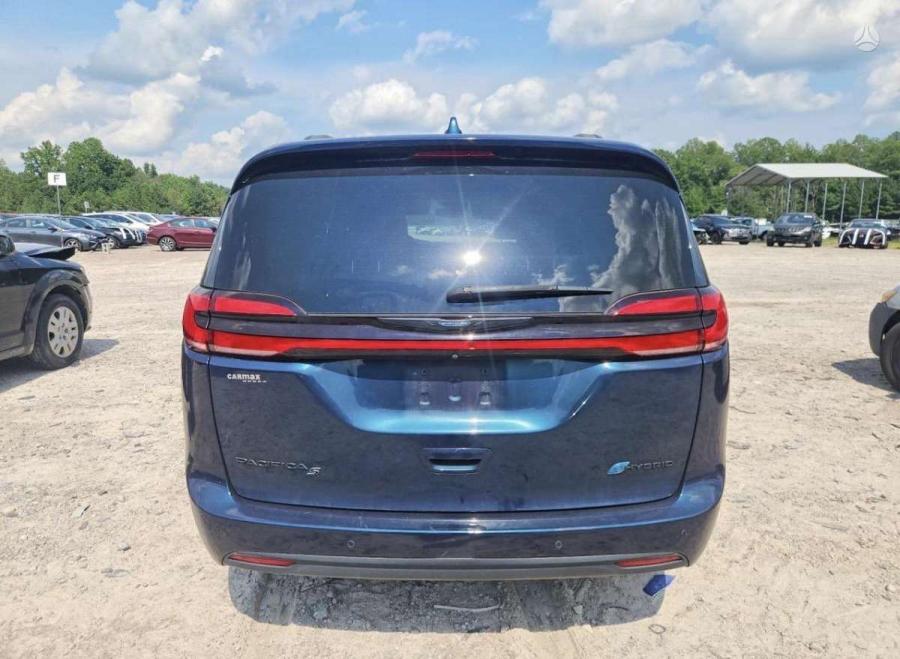 Blue Chrysler Pacifica 2021 in Kaunas, with an engine capacity of 3.60 L and mileage of 178 thousand km for 13750 €, photo 7 on AUTOMOTO.COM.LV