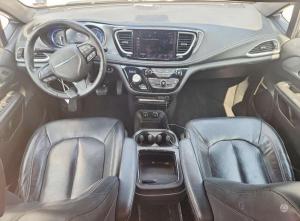 Blue Chrysler Pacifica 2021 in Kaunas, with an engine capacity of 3.60 L and mileage of 178 thousand km for 13750 €, photo 9 on AUTOMOTO.COM.LV