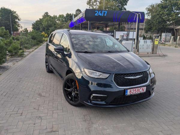Blue Chrysler Pacifica 2022 in Plunge, with an engine capacity of 3.60 L and mileage of 100 thousand km for 21950 €, photo 1 on AUTOMOTO.COM.LV