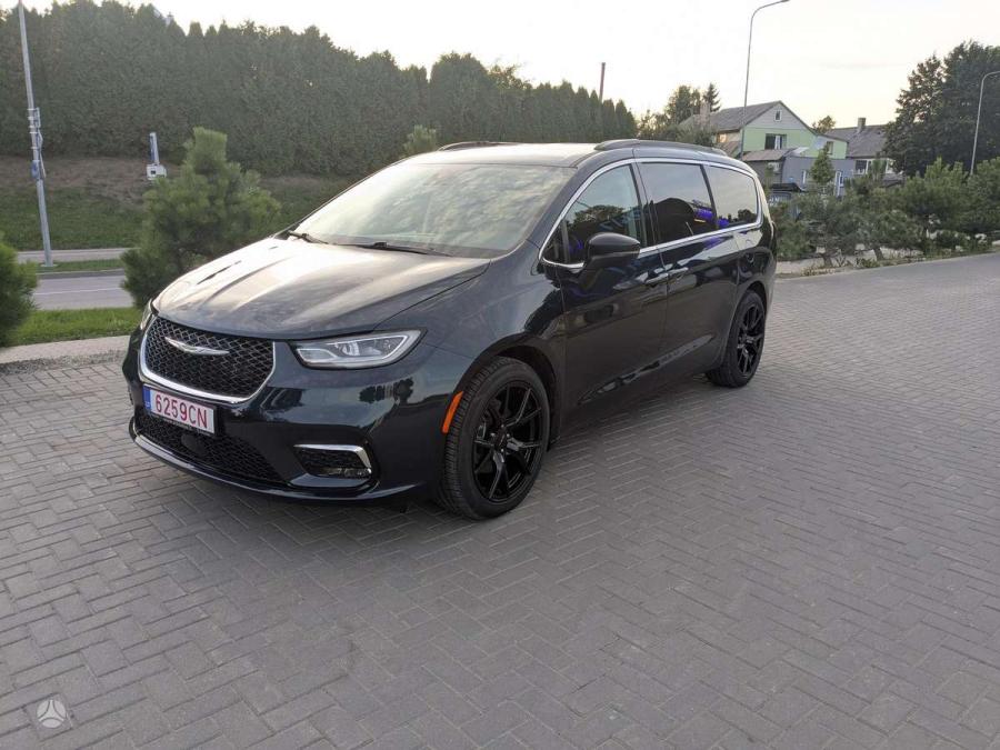 Blue Chrysler Pacifica 2022 in Plunge, with an engine capacity of 3.60 L and mileage of 100 thousand km for 21950 €, photo 5 on AUTOMOTO.COM.LV