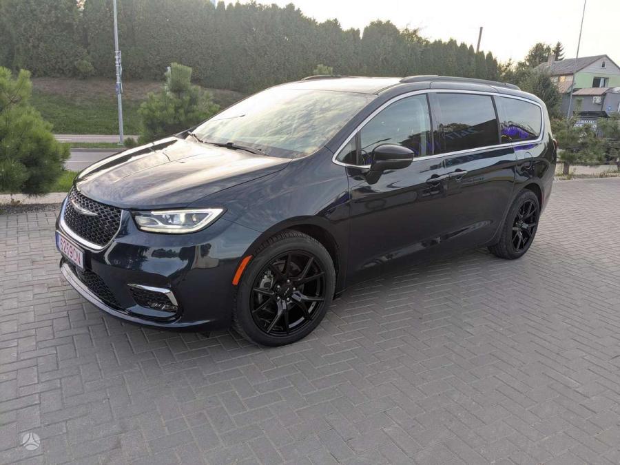 Blue Chrysler Pacifica 2022 in Plunge, with an engine capacity of 3.60 L and mileage of 100 thousand km for 21950 €, photo 6 on AUTOMOTO.COM.LV