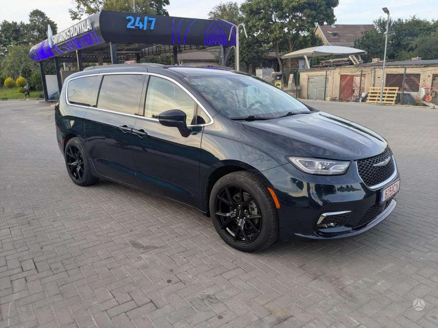 Blue Chrysler Pacifica 2022 in Plunge, with an engine capacity of 3.60 L and mileage of 100 thousand km for 21950 €, photo 14 on AUTOMOTO.COM.LV