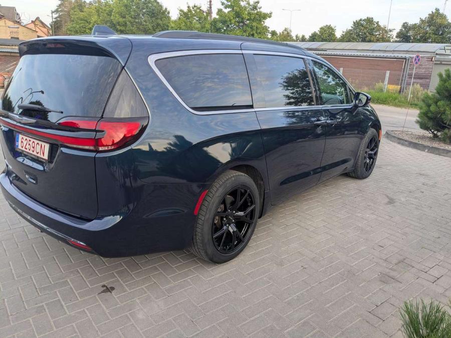 Blue Chrysler Pacifica 2022 in Plunge, with an engine capacity of 3.60 L and mileage of 100 thousand km for 21950 €, photo 17 on AUTOMOTO.COM.LV