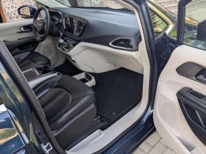 Blue Chrysler Pacifica 2022 in Plunge, with an engine capacity of 3.60 L and mileage of 100 thousand km for 21950 €, photo 25 on AUTOMOTO.COM.LV