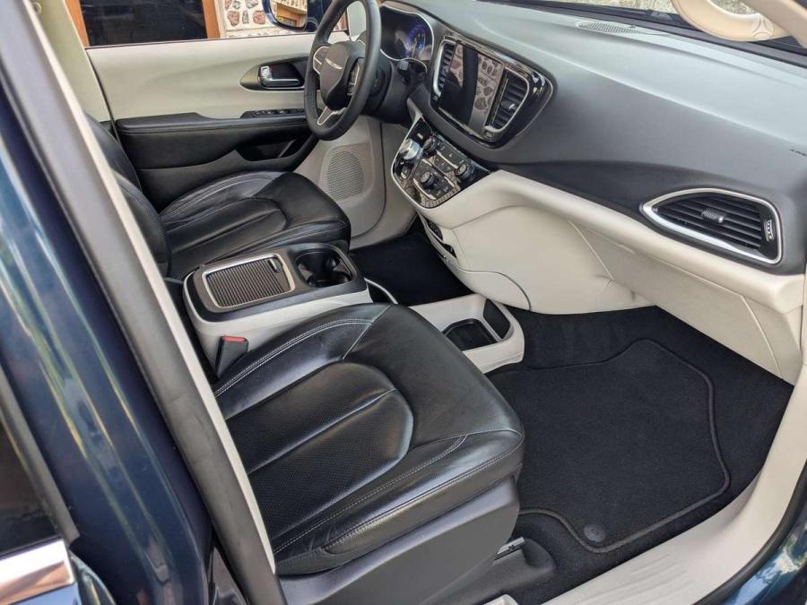 Blue Chrysler Pacifica 2022 in Plunge, with an engine capacity of 3.60 L and mileage of 100 thousand km for 21950 €, photo 26 on AUTOMOTO.COM.LV