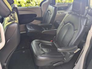 Blue Chrysler Pacifica 2022 in Plunge, with an engine capacity of 3.60 L and mileage of 100 thousand km for 21950 €, photo 27 on AUTOMOTO.COM.LV