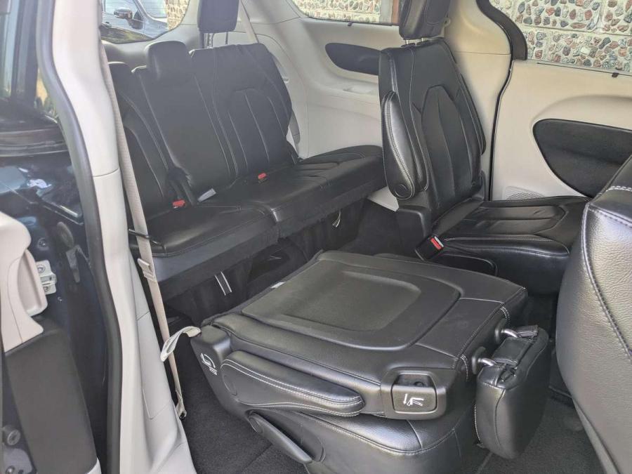 Blue Chrysler Pacifica 2022 in Plunge, with an engine capacity of 3.60 L and mileage of 100 thousand km for 21950 €, photo 31 on AUTOMOTO.COM.LV