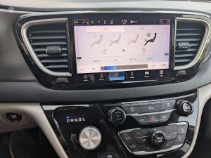 Blue Chrysler Pacifica 2022 in Plunge, with an engine capacity of 3.60 L and mileage of 100 thousand km for 21950 €, photo 34 on AUTOMOTO.COM.LV