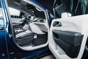 Zils Chrysler Pacifica 2024 Viļņa, ar dzinēja tilpumu 3.60 L un nobraukumu 71 tūkst. km par 32999 €, foto 35 vietnē AUTOMOTO.COM.LV