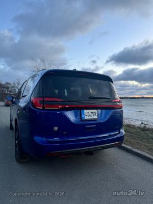 Blue Chrysler Pacifica 2022 in Tallinn, with an engine capacity of 3.60 L and mileage of 46 thousand km for 40000 €, photo 4 on AUTOMOTO.COM.LV