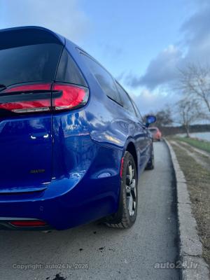 Blue Chrysler Pacifica 2022 in Tallinn, with an engine capacity of 3.60 L and mileage of 46 thousand km for 40000 €, photo 5 on AUTOMOTO.COM.LV