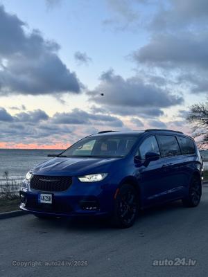 Blue Chrysler Pacifica 2022 in Tallinn, with an engine capacity of 3.60 L and mileage of 46 thousand km for 40000 €, photo 6 on AUTOMOTO.COM.LV