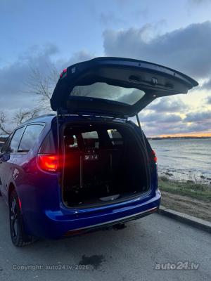 Blue Chrysler Pacifica 2022 in Tallinn, with an engine capacity of 3.60 L and mileage of 46 thousand km for 40000 €, photo 15 on AUTOMOTO.COM.LV