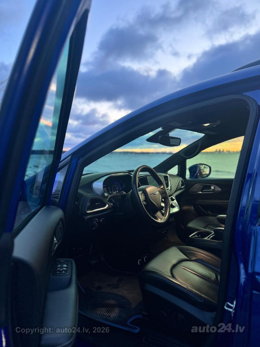 Blue Chrysler Pacifica 2022 in Tallinn, with an engine capacity of 3.60 L and mileage of 46 thousand km for 40000 €, photo 18 on AUTOMOTO.COM.LV