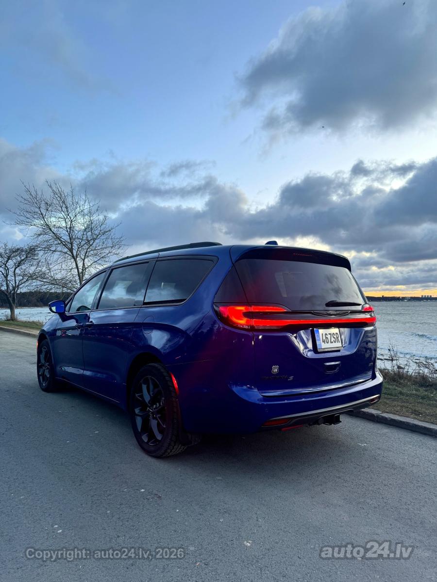 Blue Chrysler Pacifica 2022 in Tallinn, with an engine capacity of 3.60 L and mileage of 46 thousand km for 40000 €, photo 21 on AUTOMOTO.COM.LV