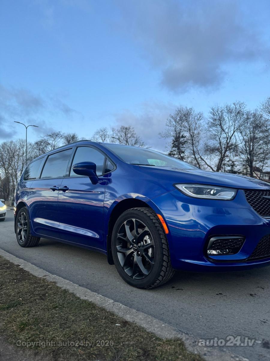 Blue Chrysler Pacifica 2022 in Tallinn, with an engine capacity of 3.60 L and mileage of 46 thousand km for 40000 €, photo 25 on AUTOMOTO.COM.LV