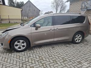 Brown Chrysler Pacifica 2017 in Silale, with an engine capacity of 3.60 L and mileage of 188 thousand km for 7900 €, photo 3 on AUTOMOTO.COM.LV