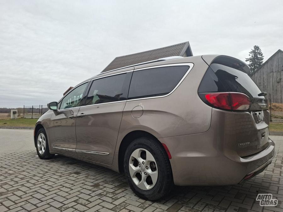 Brown Chrysler Pacifica 2017 in Silale, with an engine capacity of 3.60 L and mileage of 188 thousand km for 7900 €, photo 4 on AUTOMOTO.COM.LV