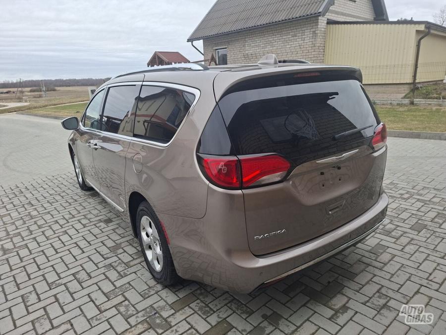 Brown Chrysler Pacifica 2017 in Silale, with an engine capacity of 3.60 L and mileage of 188 thousand km for 7900 €, photo 5 on AUTOMOTO.COM.LV