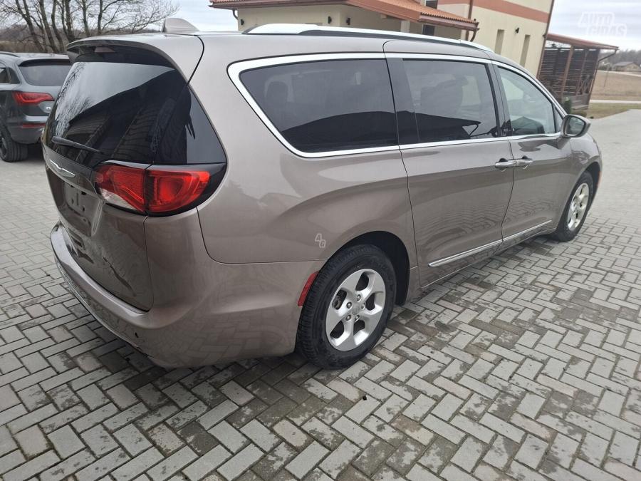 Brown Chrysler Pacifica 2017 in Silale, with an engine capacity of 3.60 L and mileage of 188 thousand km for 7900 €, photo 6 on AUTOMOTO.COM.LV