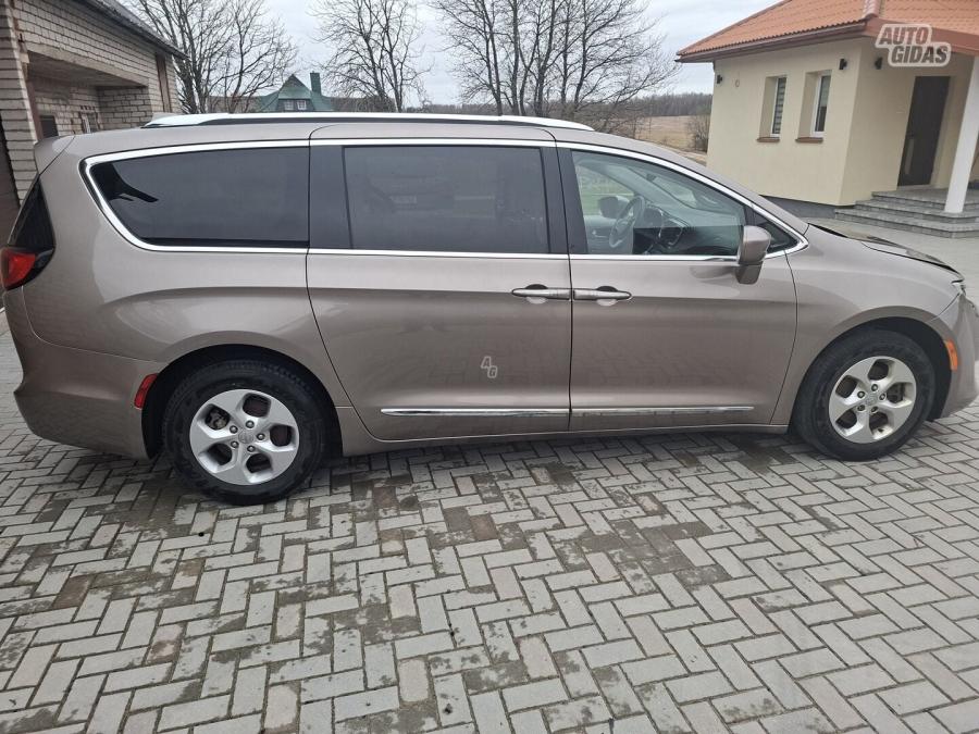 Brown Chrysler Pacifica 2017 in Silale, with an engine capacity of 3.60 L and mileage of 188 thousand km for 7900 €, photo 7 on AUTOMOTO.COM.LV