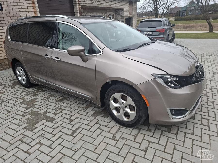 Brown Chrysler Pacifica 2017 in Silale, with an engine capacity of 3.60 L and mileage of 188 thousand km for 7900 €, photo 8 on AUTOMOTO.COM.LV
