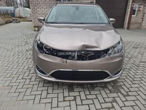 Brown Chrysler Pacifica 2017 in Silale, with an engine capacity of 3.60 L and mileage of 188 thousand km for 7900 €, photo 9 on AUTOMOTO.COM.LV