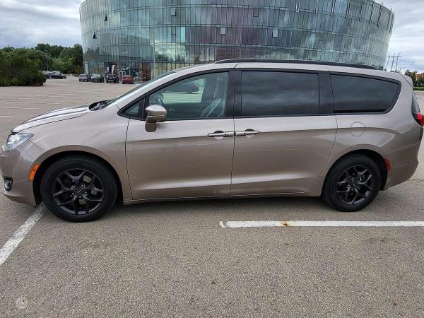 Brown Chrysler Pacifica 2018 in Siauliai, with an engine capacity of 3.61 L and mileage of 178 thousand km for 17200 €, photo 1 on AUTOMOTO.COM.LV