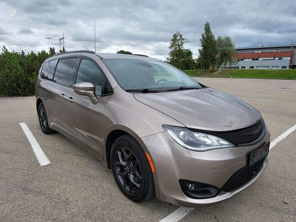Brown Chrysler Pacifica 2018 in Siauliai, with an engine capacity of 3.61 L and mileage of 178 thousand km for 17200 €, photo 4 on AUTOMOTO.COM.LV