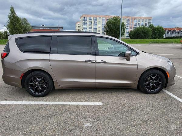 Brown Chrysler Pacifica 2018 in Siauliai, with an engine capacity of 3.61 L and mileage of 178 thousand km for 17200 €, photo 5 on AUTOMOTO.COM.LV