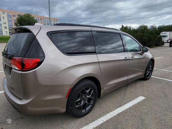 Brown Chrysler Pacifica 2018 in Siauliai, with an engine capacity of 3.61 L and mileage of 178 thousand km for 17200 €, photo 6 on AUTOMOTO.COM.LV