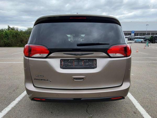 Brown Chrysler Pacifica 2018 in Siauliai, with an engine capacity of 3.61 L and mileage of 178 thousand km for 17200 €, photo 7 on AUTOMOTO.COM.LV