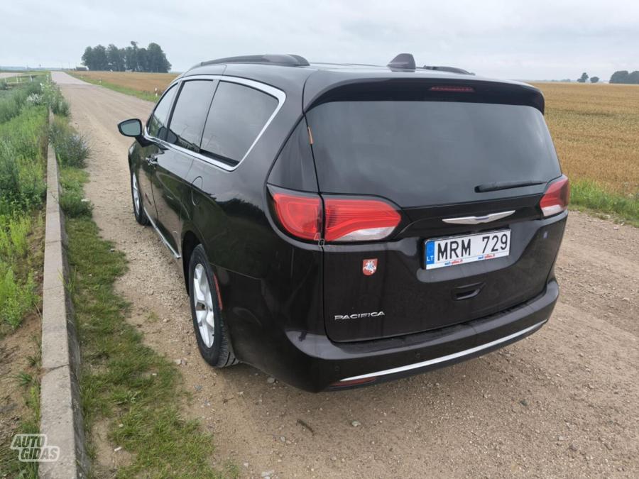 Brūns Chrysler Pacifica 2017 Kauņa, ar dzinēja tilpumu 3.60 L un nobraukumu 210 tūkst. km par 15000 €, foto 3 vietnē AUTOMOTO.COM.LV