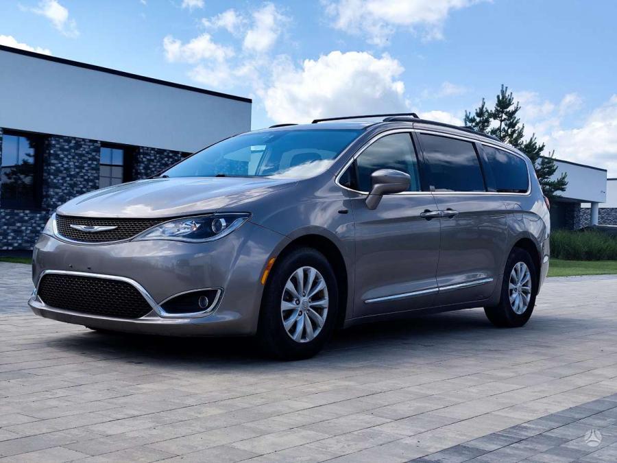 Brown Chrysler Pacifica 2017 in Kaunas, with an engine capacity of 3.60 L and mileage of 212 thousand km for 9300 €, photo 1 on AUTOMOTO.COM.LV