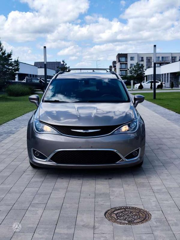 Brown Chrysler Pacifica 2017 in Kaunas, with an engine capacity of 3.60 L and mileage of 212 thousand km for 9300 €, photo 2 on AUTOMOTO.COM.LV