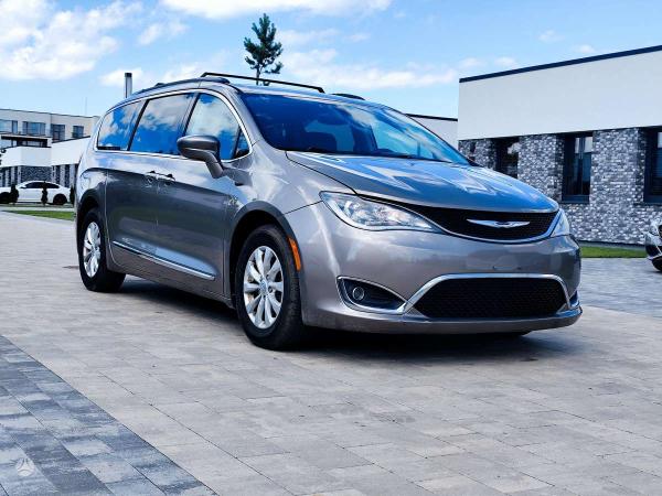 Brown Chrysler Pacifica 2017 in Kaunas, with an engine capacity of 3.60 L and mileage of 212 thousand km for 9300 €, photo 3 on AUTOMOTO.COM.LV