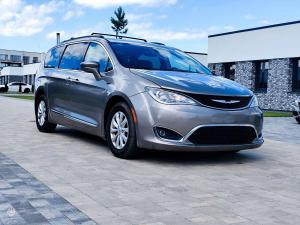 Brown Chrysler Pacifica 2017 in Kaunas, with an engine capacity of 3.60 L and mileage of 212 thousand km for 9300 €, photo 4 on AUTOMOTO.COM.LV