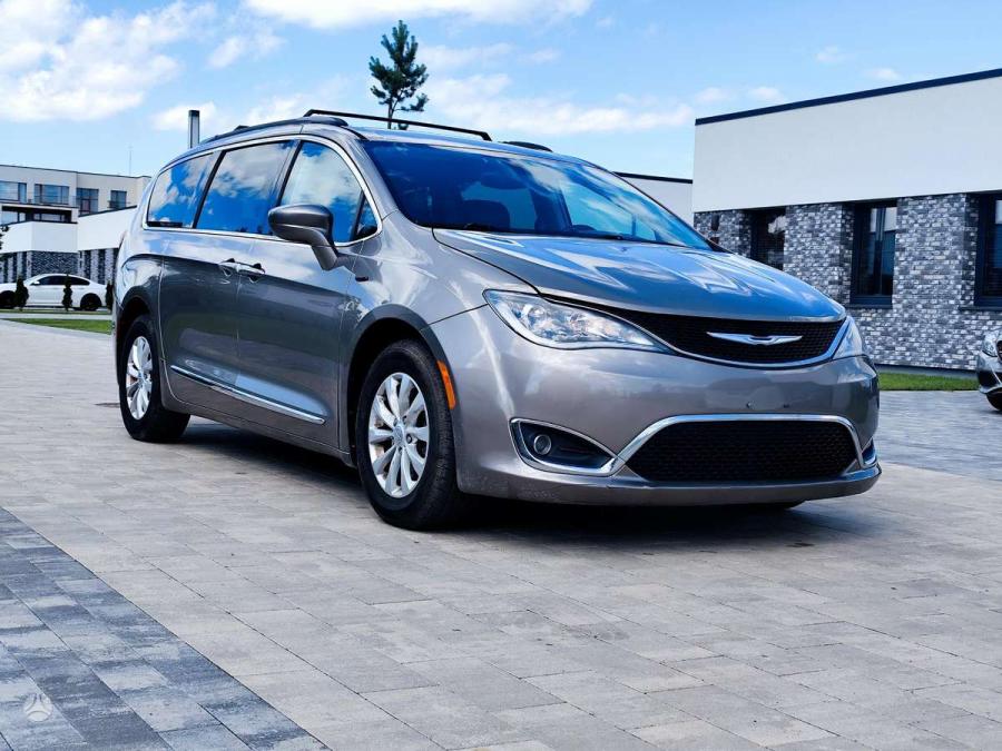 Brown Chrysler Pacifica 2017 in Kaunas, with an engine capacity of 3.60 L and mileage of 212 thousand km for 9300 €, photo 4 on AUTOMOTO.COM.LV