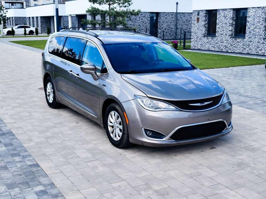 Brown Chrysler Pacifica 2017 in Kaunas, with an engine capacity of 3.60 L and mileage of 212 thousand km for 9300 €, photo 5 on AUTOMOTO.COM.LV