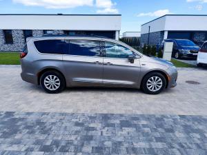 Brown Chrysler Pacifica 2017 in Kaunas, with an engine capacity of 3.60 L and mileage of 212 thousand km for 9300 €, photo 6 on AUTOMOTO.COM.LV
