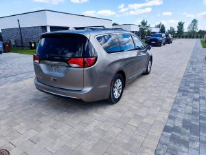 Brown Chrysler Pacifica 2017 in Kaunas, with an engine capacity of 3.60 L and mileage of 212 thousand km for 9300 €, photo 7 on AUTOMOTO.COM.LV