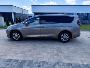 Brown Chrysler Pacifica 2017 in Kaunas, with an engine capacity of 3.60 L and mileage of 212 thousand km for 9300 €, photo 9 on AUTOMOTO.COM.LV