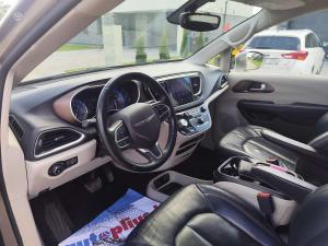 Brown Chrysler Pacifica 2017 in Kaunas, with an engine capacity of 3.60 L and mileage of 212 thousand km for 9300 €, photo 10 on AUTOMOTO.COM.LV