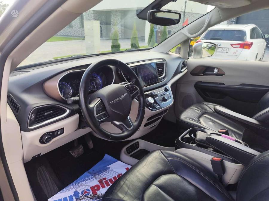 Brown Chrysler Pacifica 2017 in Kaunas, with an engine capacity of 3.60 L and mileage of 212 thousand km for 9300 €, photo 10 on AUTOMOTO.COM.LV