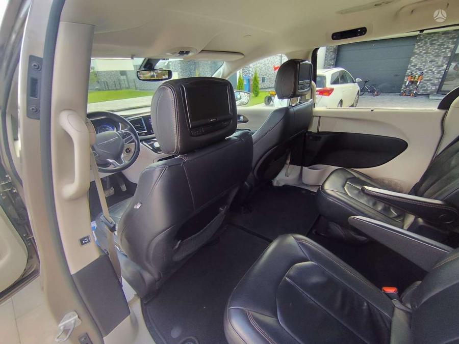 Brown Chrysler Pacifica 2017 in Kaunas, with an engine capacity of 3.60 L and mileage of 212 thousand km for 9300 €, photo 12 on AUTOMOTO.COM.LV