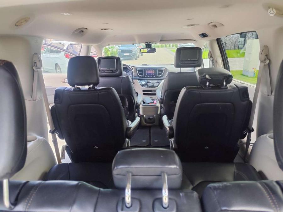 Brown Chrysler Pacifica 2017 in Kaunas, with an engine capacity of 3.60 L and mileage of 212 thousand km for 9300 €, photo 13 on AUTOMOTO.COM.LV
